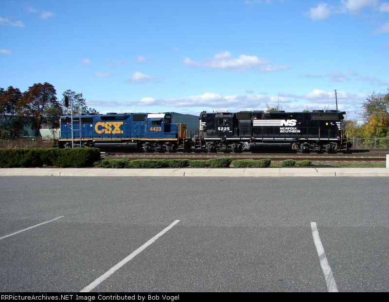 CSX 4423 and NS 5225